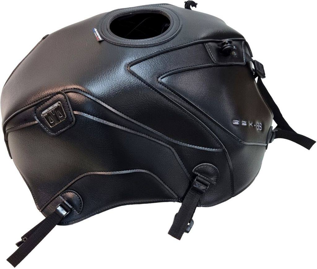■商品概要材質[素材]：PVC(合皮)内容量[数量]：1個■詳細説明ヨーロッパのバイク文化が生んだタンクをカバーするための商品。幅広いカラーバリエーションで、愛車のイメージチェンジに最適です。タンクの保護はもちろん、専用タンクバッグのベース...