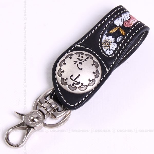 ■商品概要柄：京桜カラー：ブラックサイズ：H15×W4.3(cm)※金具込素材：Cow、金襴織物※コンチョはシルバーではございません。■詳細説明大事な鍵を付けておくものだから、お気に入りのキーホルダーがいいですね。花山キーホルダーは、キーホ...