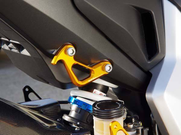 ■詳細説明ノーマルのタンデムホルダーを外し、そこに取り付けていただきますと、バイクを車載する際のタイダウンベルトのアンカーポイントとしてご使用いただけます。製品のカラーは、ブラック、ゴールド、シルバーの3色からお選びいただけます。CB100...
