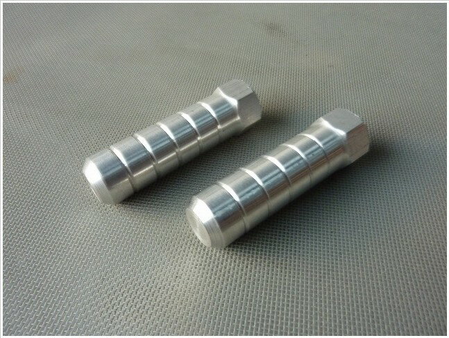 ■商品概要ジュラルミン製取付ピッチ：M10 1.25■詳細説明カスタムをしてタンデムステップをなくしちゃったらこれ！S17ジュラルミンの削り出し。リアサス取り付けボルトに取り付けます。■適合車種&ensp;&ensp;&ensp;備考: 汎用