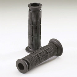 ■詳細説明柔軟かつグリップ感のある製品を求めたスーパーモタードライダーとの共同開発のもとリリースされたグリップです。DRIVENのグリップは全商品、PVC製のアウターシェルの中にDRIVENオリジナルの振動吸収ジェルが封入されています。この...