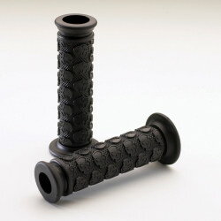 ■詳細説明その名の通り、スカル（ドクロ）パターンで埋め尽くされたユニークなグリップです。■注意点※写真はオープンエンドのイメージです。■適合車種&ensp;&ensp;&ensp;備考: 汎用