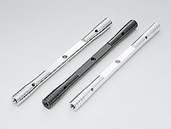 ■商品概要ブラックアルマイト（アルミ製）ウインカー取付けサイズ：M10画像中央■適合車種SOFTAILファミリー&ensp;SOFTAILファミリー 年式: 00-13