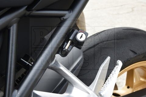 ■詳細説明バイクライディングには欠かせないヘルメット。しかしバイクを降りると、持ち歩くには面倒な場合もあります。そこで、「もっと手軽にヘルメットをバイクにロックしたい」という多くの声にお応えし、ヘルメットロックをラインナップに加えました。違...