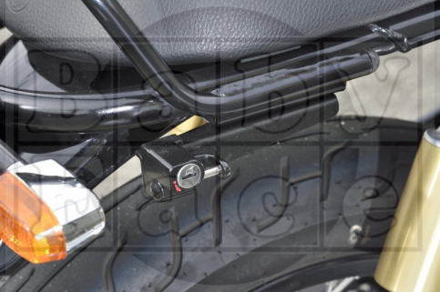 ■詳細説明バイクライディングには欠かせないヘルメット。しかしバイクを降りると、持ち歩くには面倒な場合もあります。そこで、「もっと手軽にヘルメットをバイクにロックしたい」という多くの声にお応えし、ヘルメットロックをラインナップに加えました。違...