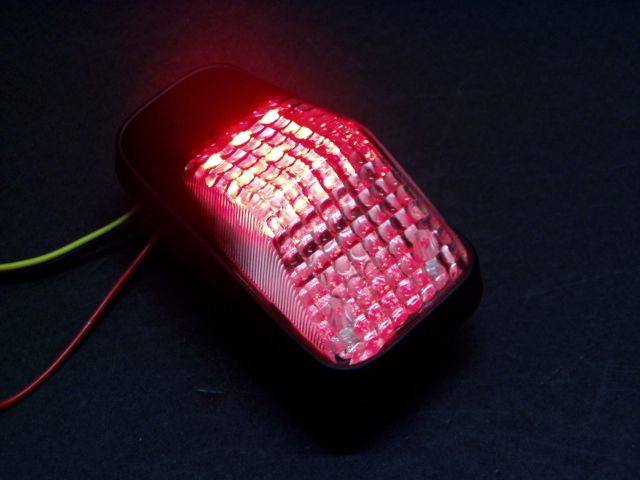 ■商品概要サイズ長さ：110mm横：55mm横：46mm高さ：43mm■詳細説明汎用タイプのLEDを使用したテールランプで、スモールとブレーキは減光と全灯で行っています。LEDは9個使用し赤色に点灯致します。■注意点※取り付けはバッテリータ...