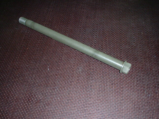 ■商品概要フロント用材質：SCM435■詳細説明純正のアクスルシャフトからクロモリ製に交換するだけで、高速コーナーリングやブレーキング時の安定感がぐっとUPします。材質には、SCM435を使用しています。クロモリ製アクスルシャフトに交換する...