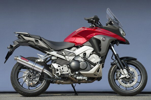 ■商品概要素材/レイアウト：スリップオンサイレンサー素材：チタンサイレンサーサイズ：Φ120×400mm音量：89dB重量：1.8kg (STD：4.9kg)JMCA認定/認証制度適合タンデム：○ドレン：○エレメント：○センタースタンド：○...