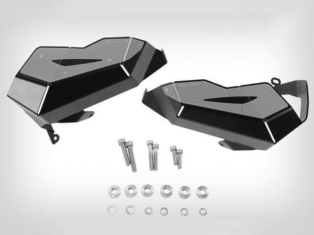 ■商品概要【カラー】ブラック左右セット■詳細説明航空機に採用されている硬質のアルミニウム製カバー。もっとも損傷しやすいボクサーエンジンバルブカバー・ヘッドカバーを効率よく保護します。プロテクター内側のバンパーにより、衝撃を分散。ダメージを極...