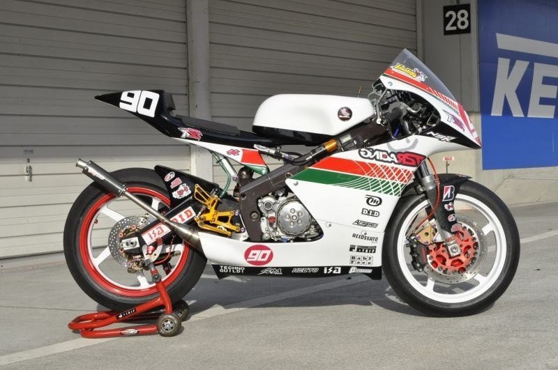 ■商品概要【仕様】・筒部 カーボン製・カールエンド ・ キャップエンド部 チタン製・ボディー全長180mm・逆三角形 ボルトピッチ40mm・ボディー内径60パイ・重量 250.9g【付属品】・サイレンサーガスケット×1枚・スプリングワッシャ...