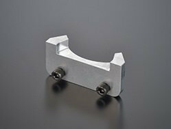 ■詳細説明R25用のレース専用ハンドルストッパー。適切な切れ角は転倒時の車両のダメージ最小限に抑え、ライダーがハンドルとタンク、カウリングと挟まれるのを防ぎます。ランニングコスト低減のためアルマイト処理などはぜず機能性と低価格を追求しました...