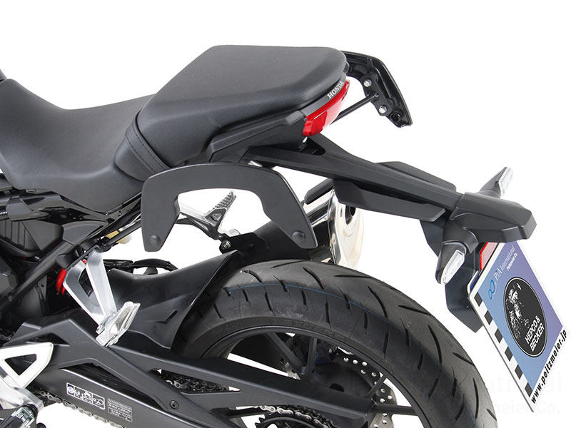 ■商品概要630-9508-0001(メーカー品番：6309508 00 01)カラー：ブラック耐加重：片側 3kg(ケース、バックの自重を除く)【仕様】・車種別専用設計品・高耐久パウダー塗装仕上げ■詳細説明ヘプコ＆ベッカーのソフトサイドケ...