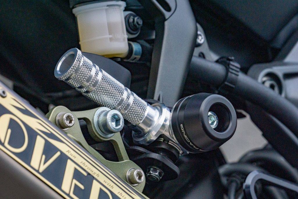 ■商品概要・左右セット・POMスライダーサイズ：Φ32-40×28mm・STDタンデム対応■詳細説明YZF-R7(22-)用タンデムステップスライダーが登場。タンデムステップをスライダーとして活用することで、スタイリッシュかつ転倒ダメージの...
