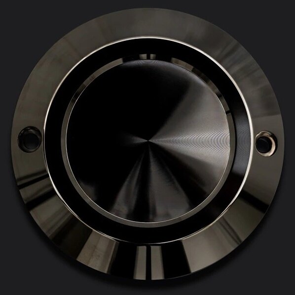 ■詳細説明どこか懐かしさを感じさせるクラシカルな雰囲気を醸し出すALL-Billetポイントカバー。他のエンジンカバーシリーズとのデザインの整合性を図ると同時に、3点揃えて換装することで、エンジンに強烈なインパクトの「カスタム感」を強調しま...