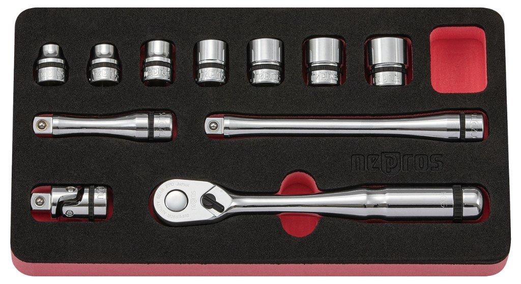 ■商品概要【差込角】9.5sq.【タイプ】インチサイズ【質量】0.9kg【入組点数】11点■詳細説明9.5sq.ラチェットハンドル(品番：NBR390A)採用。トレイはメタルケース(品番：NEKB-1)に入る大きさに設定しています。ソケット...