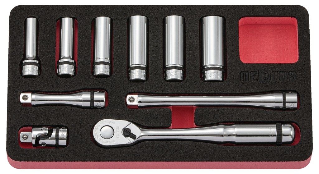 ■商品概要・入組点数：10・質量：1.1kg・差込角：9.5sq.・ギア歯数：90・六角・パワーフィット■詳細説明●9.5sq.ラチェットハンドル(NBR390A)採用。●トレイはメタルケース(NEKB-1)に入る大きさに設定しています。●...