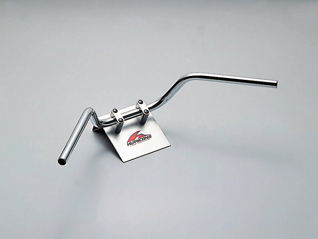 ■商品概要ハンドルカラー：クロームメッキ【セット内容】ハンドル：スチール製クロームメッキ／外径φ22.2mm／内径φ18mmスロットルケーブル・クラッチケーブル・チョークケーブル：ブラックアウターブレーキホース(右／左ダイレクト仕様)：フル...