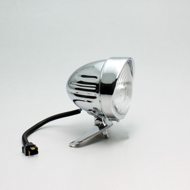 ■商品概要◆素材：スチール製クロームメッキ◆PH7組込みハロゲンバルブ12V35/35W◆取付ステー、H4カプラ付き■詳細説明ノーマルステーの取付け位置を使用して、ステム三又に付属のヘッドライトステーを取付けます。スチール製クロームメッキで...