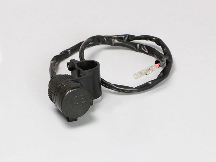 ■商品概要取付時間：0.3h付属品：ハンドルクランプ、クランプ用カバーライト付き差込口■詳細説明USBチャージャーがカプラーオンで装着可能です。通常、キーON電源(アクセサリー電源)を取り出して、配線加工を行う必要がありますが、アクセサリー...