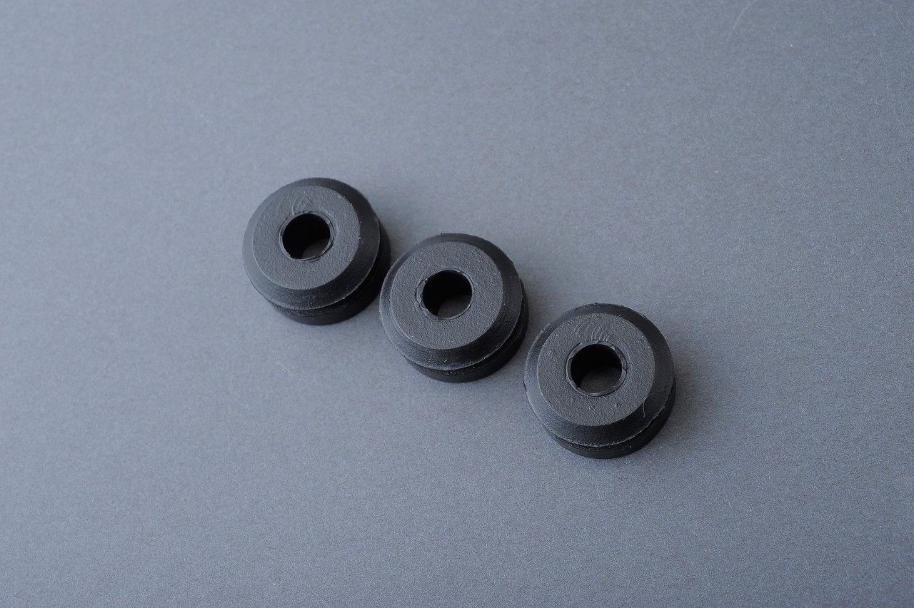 ■商品概要3pcs該当純正品番：55106-300-000■詳細説明オイルタンクを車体にマウントする6mmボルト×3本が中を貫通し、ラバーマウントによるオイルタンクへの振動伝達を軽減させているパーツです。■注意点※本製品の取付は、車両本体の...