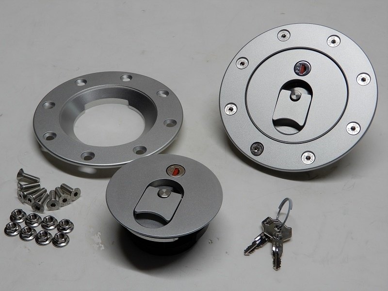 ■商品概要左右1セット：同一のカギを使用■詳細説明2021年発売を開始された、イタリアイタルジェット社のドラッグスター125／200用として、GARUDAにてNEWTON製キャップを使用したストレージキャップを開発いたしました。フレームの一...