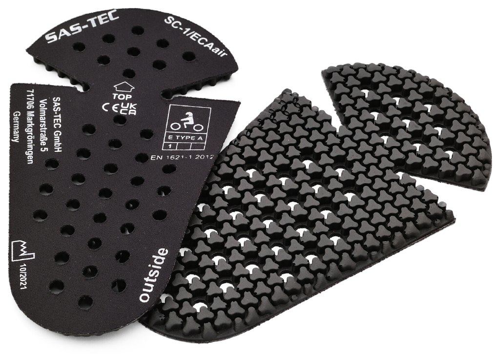 ■商品概要トリプルフレックスエアーシート ペア／レベル1サイズ：縦210×横113×厚み7mm重量：約37g(片側)■詳細説明●バイク用 ひじプロテクター CE規格レベル1クリア●SAS-TEC独自のトリプルフレックスで、3つ角の衝撃吸収素...