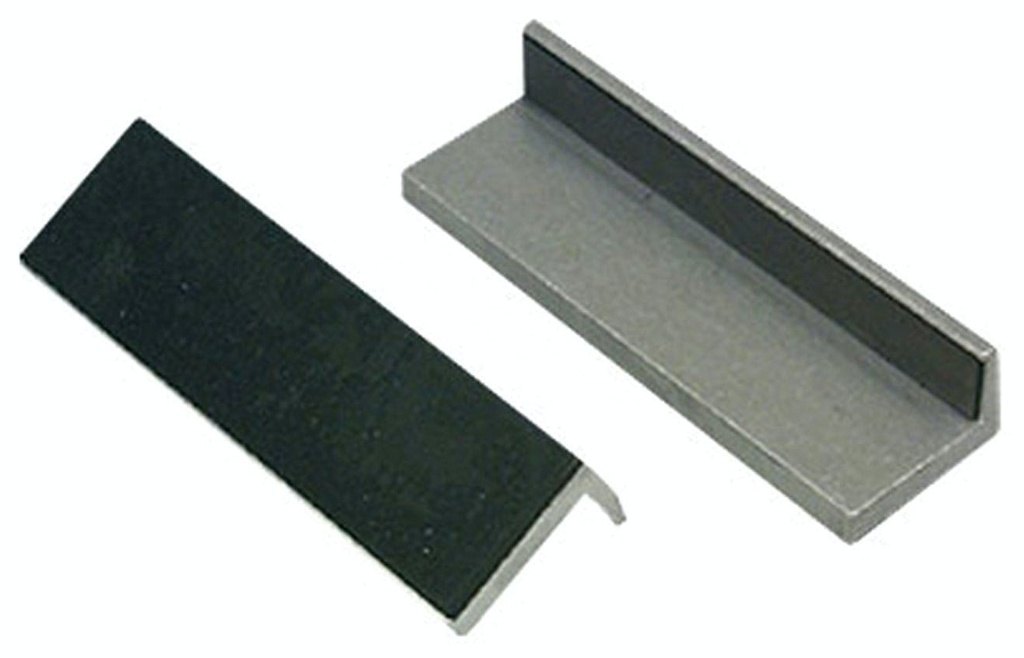■商品概要【メーカー品番】48100【素材／材質】アルミ【全長】約100mm【入数】パッド×2■詳細説明バイスにかませるアルミのパッドです。アルミのボディにラバーが貼り付けてある為、傷をいれたくないものを挟むのに最適で、不規則な形状の物もし...