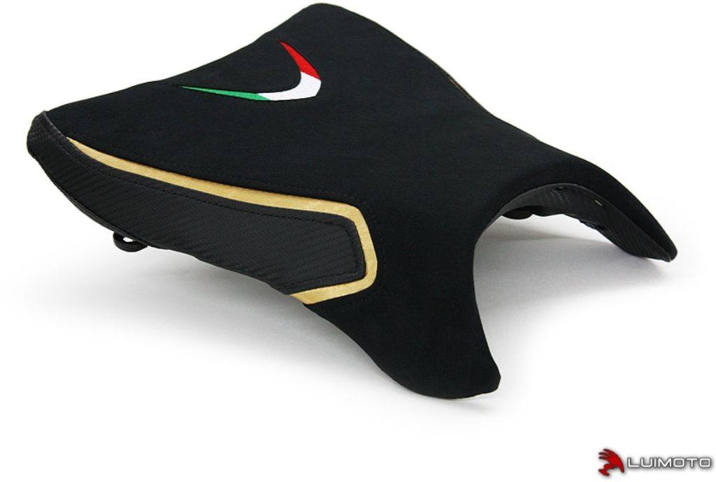 ■商品概要■Team Italia (チーム イタリア)【ベースカラー】スウェード／CFブラック／イタリアンフラッグ■詳細説明熟練のシートデザイナーによる素材にこだわったデザイン、カナダのシート職人によるハンドメイドのクオリティ！愛車の質感...