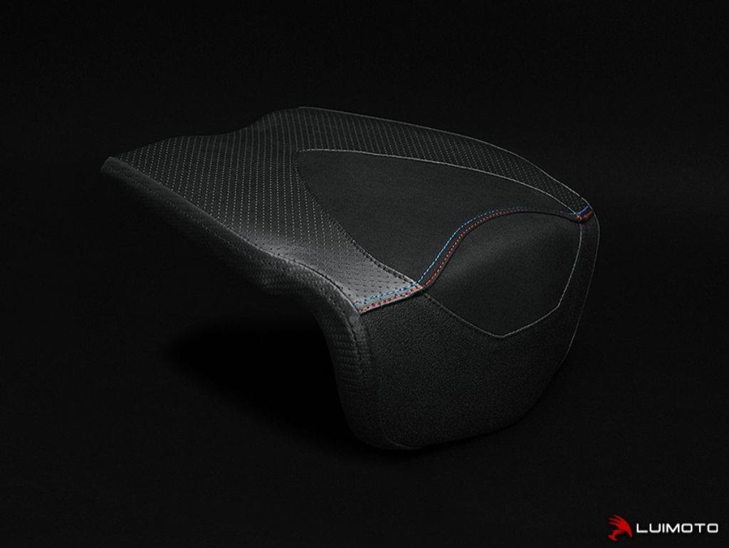 ■商品概要■Motorsports (モータースポーツ)【カラー】スウェード／レッドブルーステッチ／ブラック／CFブラック【タイプ】TEC-GRIP■詳細説明熟練のシートデザイナーによる素材にこだわったデザイン、カナダのシート職人によるハン...