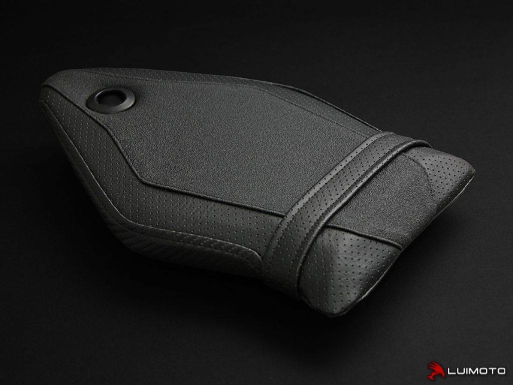 ■商品概要■Motorsports (モータースポーツ)【カラー】ブラック／CFブラック【タイプ】TEC-GRIP■詳細説明熟練のシートデザイナーによる素材にこだわったデザイン、カナダのシート職人によるハンドメイドのクオリティ！愛車の質感と...