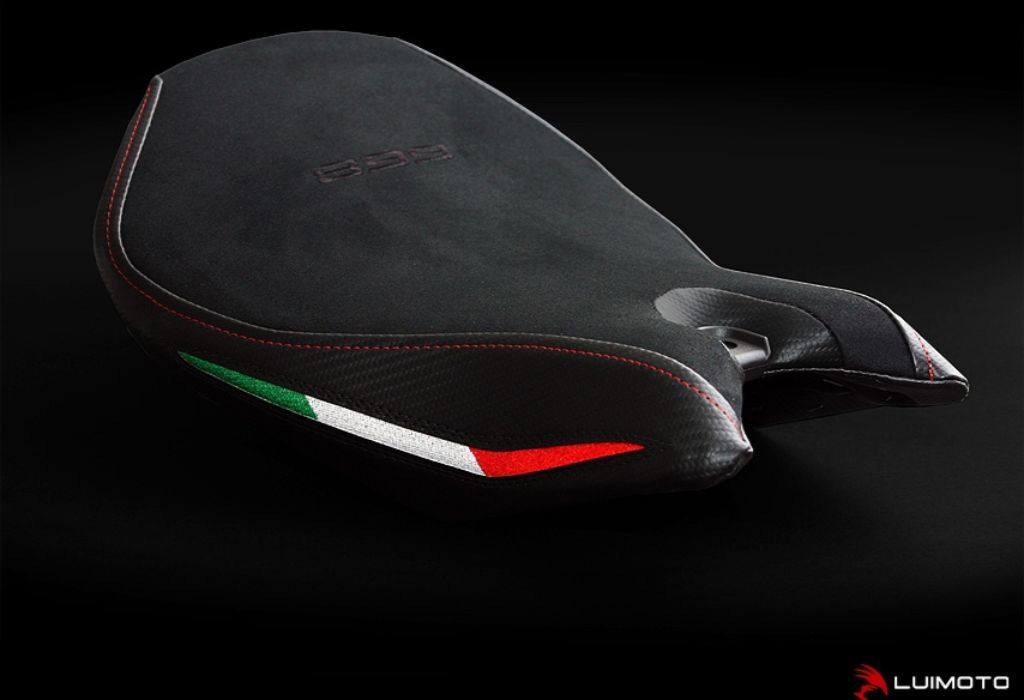 ■商品概要■Team Italia (チーム イタリア)【ベースカラー】ブラックスウェード／899マーク／レッドステッチ／イタリアンフラッグ■詳細説明熟練のシートデザイナーによる素材にこだわったデザイン、カナダのシート職人によるハンドメイド...