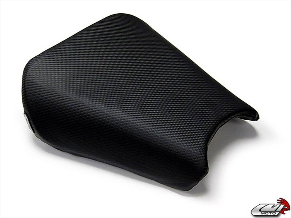 ■商品概要■Baseline (ベースライン)【カラー】CFブラック■詳細説明熟練のシートデザイナーによる素材にこだわったデザイン、カナダのシート職人によるハンドメイドのクオリティ！愛車の質感と乗り心地をアップさせるルイモトシートカバー！L...