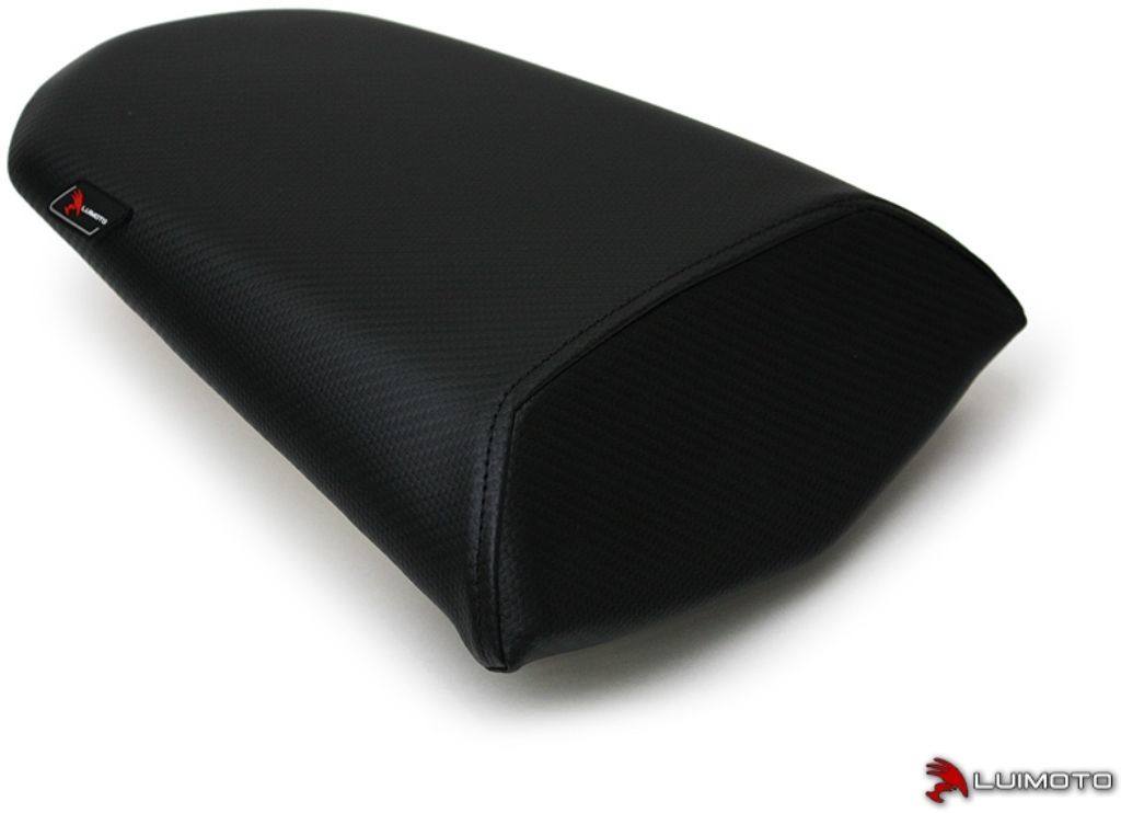 ■商品概要■Baseline (ベースライン)【カラー】CFブラック■詳細説明熟練のシートデザイナーによる素材にこだわったデザイン、カナダのシート職人によるハンドメイドのクオリティ！愛車の質感と乗り心地をアップさせるルイモトシートカバー！L...