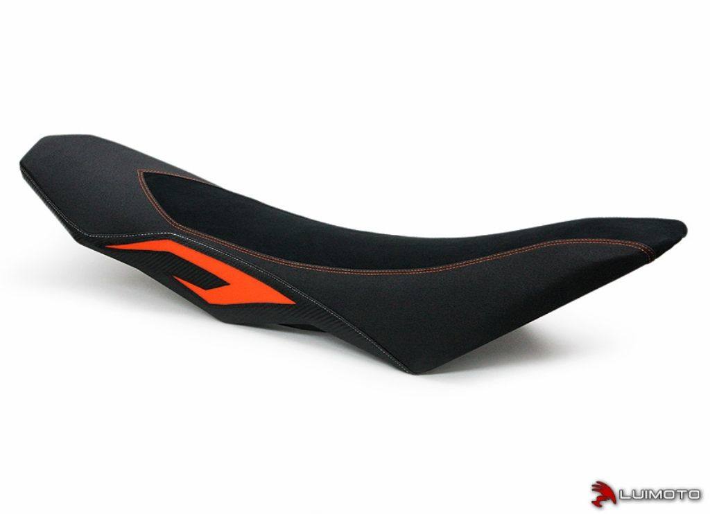 ■商品概要■R【ベースカラー】CFブラック／ダークオレンジ【タイプ】TEC-GRIP■詳細説明熟練のシートデザイナーによる素材にこだわったデザイン、カナダのシート職人によるハンドメイドのクオリティ！愛車の質感と乗り心地をアップさせるルイモト...