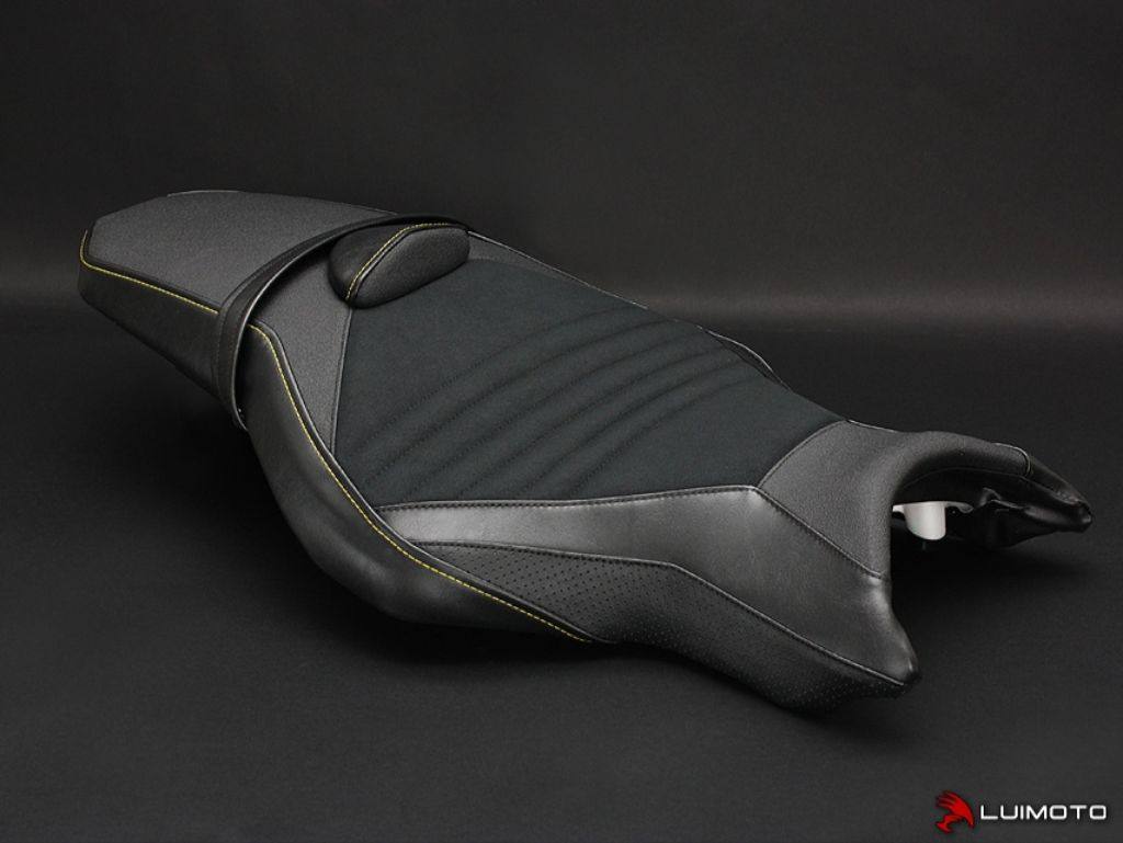 ■商品概要■Fighter (ファイター)【カラー】スウェードブラック／SPブラック／ブラック【タイプ】TEC-GRIP■詳細説明熟練のシートデザイナーによる素材にこだわったデザイン、カナダのシート職人によるハンドメイドのクオリティ！愛車の...