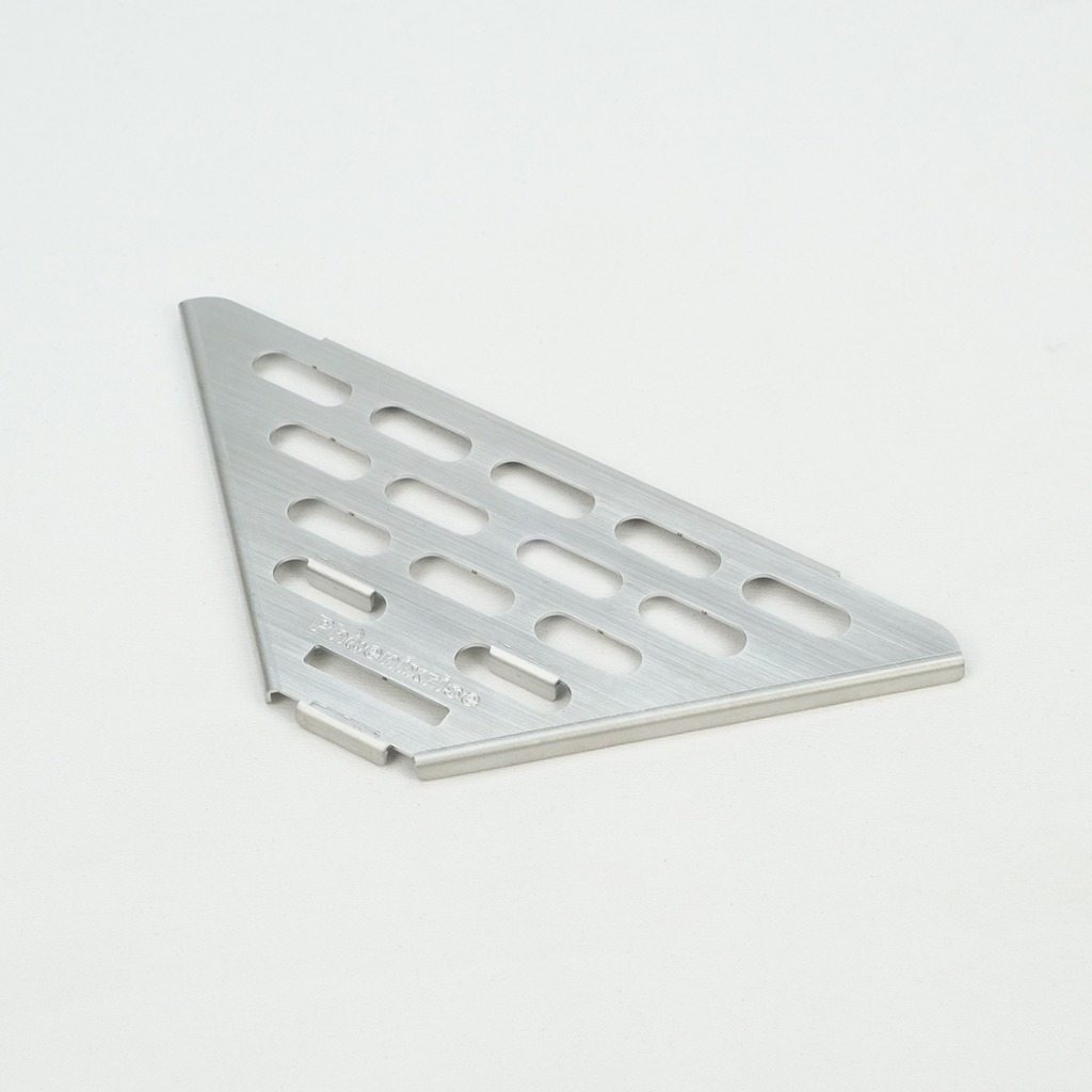 ■商品概要COLOR：シルバーSIZE：長辺180×80×高さ5mm重量：58g素材：ステンレス(1mm厚)■詳細説明焚火を楽しむOverDriveのリペア五徳。サイズが合えば使い方いろいろのマルチアイテム。以前より単品販売の要望が強かった...