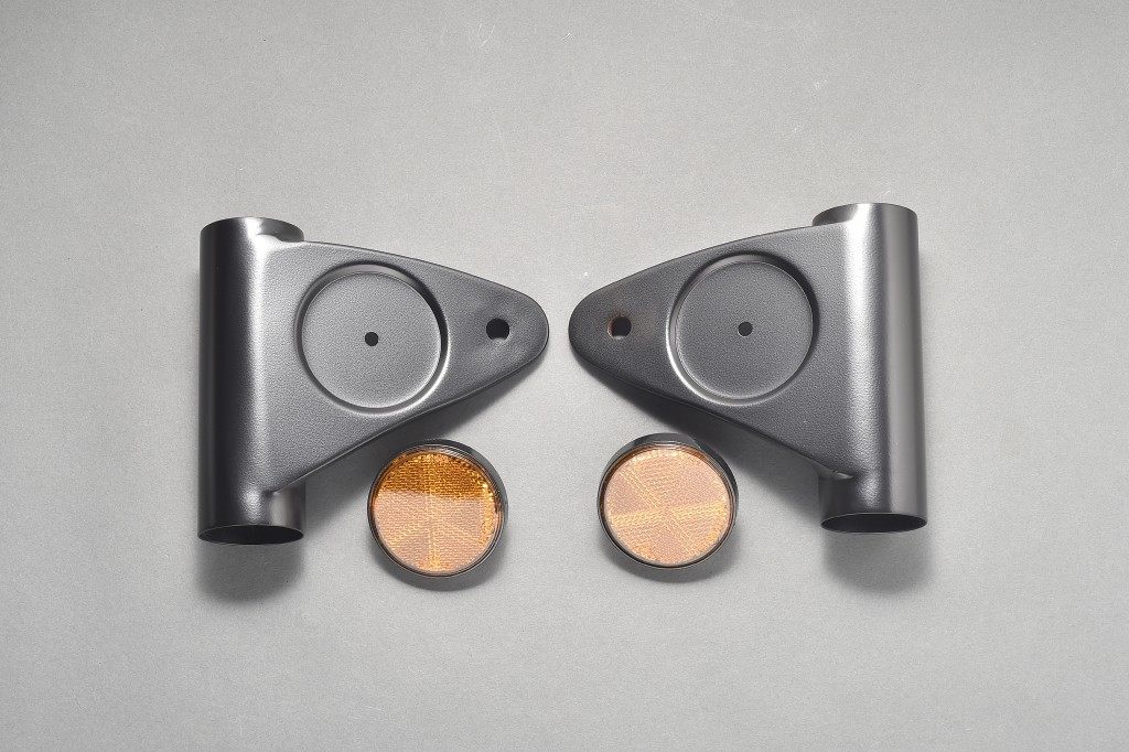 ■商品概要ブラック塗装仕上げ入数：左右セットリフレクター付き■詳細説明マッハ系特有のリフレクター付ライトステーは、フォークカバーとステー部の接合を丁寧に溶接し、溶接痕を綺麗に成型した後に、ブラック塗装にて仕上げられています。■注意点※掲載写...