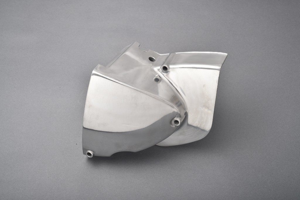 ■商品概要素材：アルミダイカスト製セミポリッシュ仕上げ■詳細説明スプロケットへの異物巻き込み防止と共に点火の要となるワイヤーハーネスの固定も兼ね備えたスプロッケトカバー。STD同様のアルミダイカスト製でリバイバルデリバリー。 表面処理は当時...