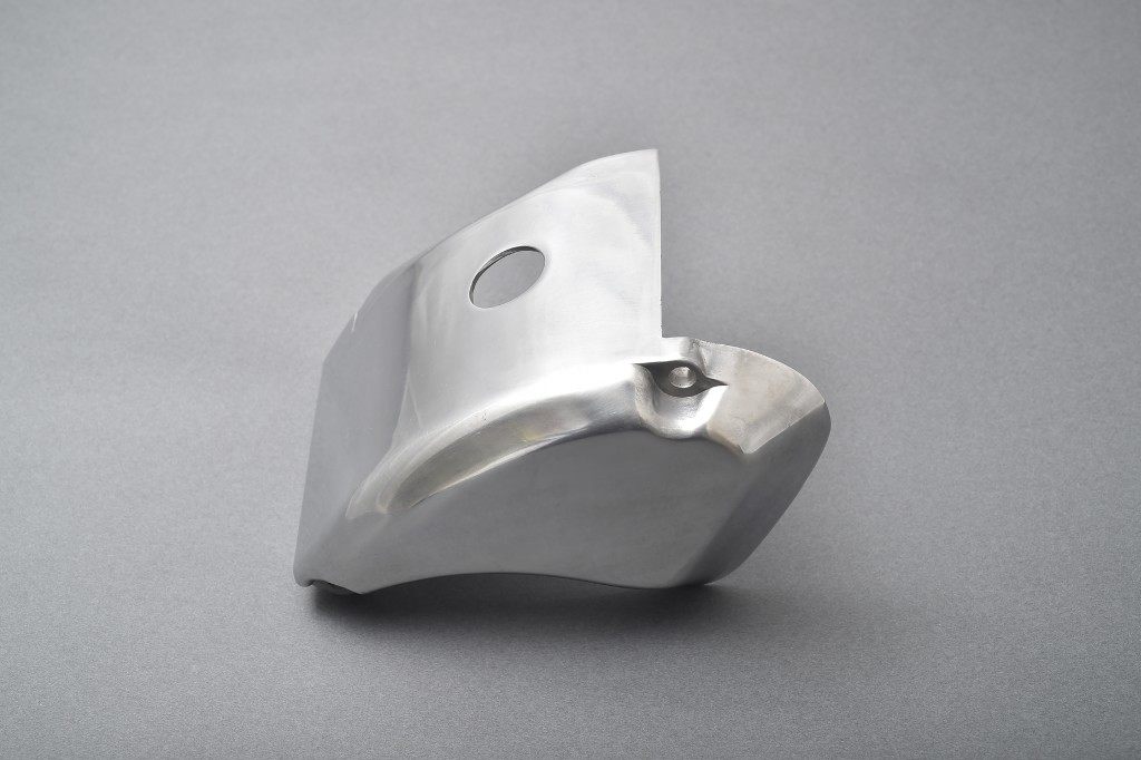 ■商品概要素材：アルミダイカスト製セミポリッシュ仕上げ■詳細説明エンジンから突起したオイルポンプカバーは薄肉設計のため軽微な緩衝でも損傷し、その状態で使用し続けるとオイルポンプ作動不良を起こす危険性にもつながる前に是非早めの交換をお勧めしま...