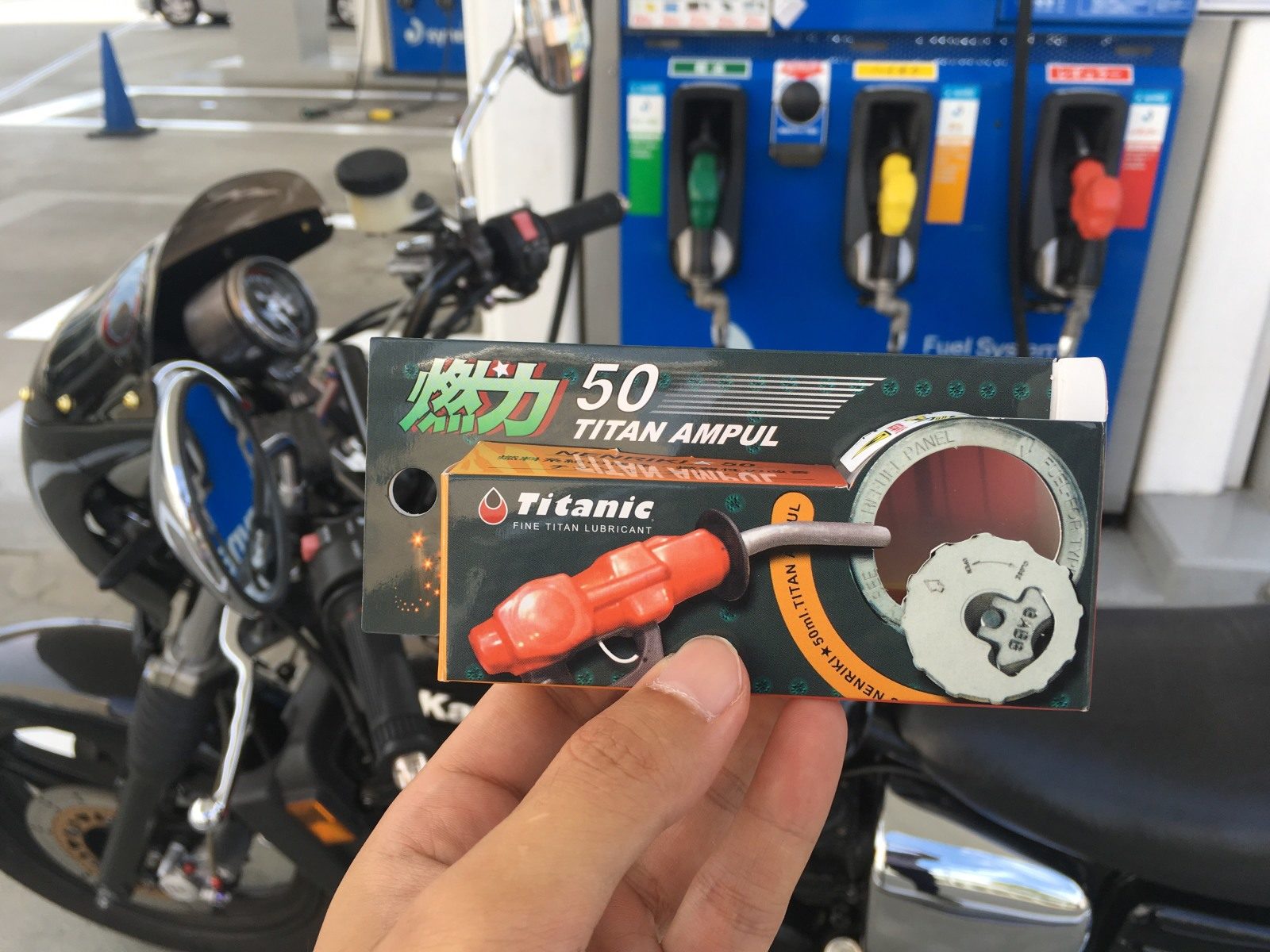 ■商品概要容量：50ml■詳細説明フラッシングオイルでエンジン内部を綺麗にするように燃料系統や燃焼室だって綺麗にしたい。バルブやインジェクターが綺麗になれば、エンジンは時計のハリを戻したようなフィーリングに戻り燃費性も改善します。●バルブ・...