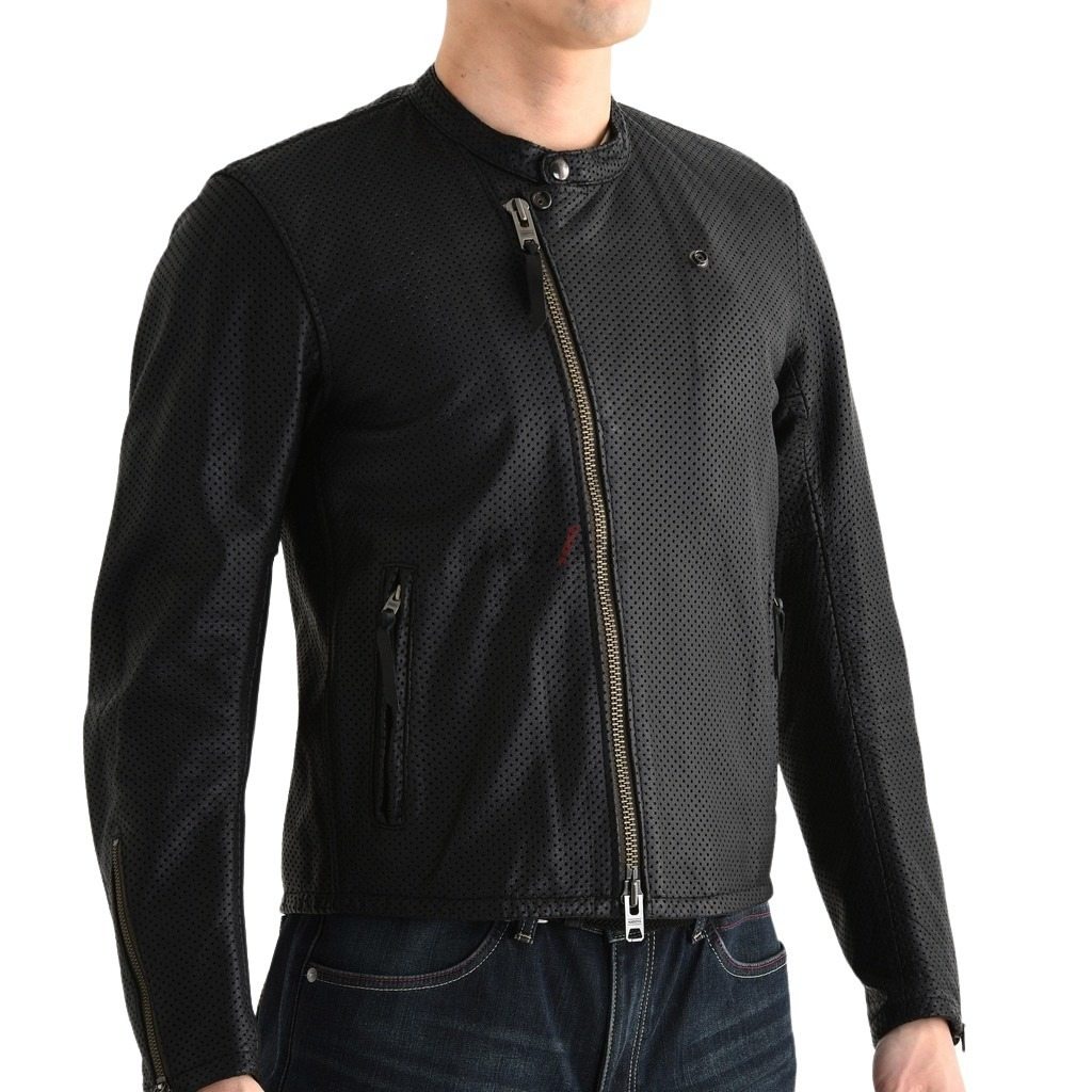 ■商品概要カラー：ブラック【素材】・表：パンチングカウ(牛革)(※パンチ径2mm)・裏：ポリエステルメッシュ【仕様】・肩、肘、脊椎パッドポケット付■詳細説明パンチングレザーライダースにセミダブルタイプがラインナップ。ダブルライダースの仕様な...