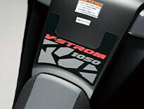 ■商品概要【メーカー品番】99000-990D7-138■詳細説明V-STROMロゴ(レッド)入り。■注意点※型式および対象号機番号をよくご確認の上ご購入下さい。※メーカー都合により商品の仕様変更がある場合がございます。ご了承ください。■適...