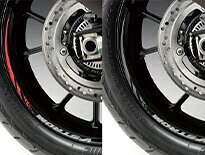 ■商品概要17インチ■注意点※画像には他のカラーが含まれています。※型式および対象号機番号をよくご確認の上ご購入下さい。※メーカー都合により商品の仕様変更がある場合がございます。ご了承ください。■適合車種Vストローム1050&ensp;Vス...