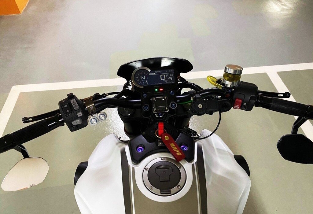 ■商品概要適合車種：HONDA CB1000R素材：アルミマグネシウム合金色：SPアルマイトブラック■詳細説明快適性向上と視覚的なアップグレードに最適なCP。OEMパーツで真にプラグアンドプレイ可能です。OEM輸出ハンドルバーは欧米の体格に...