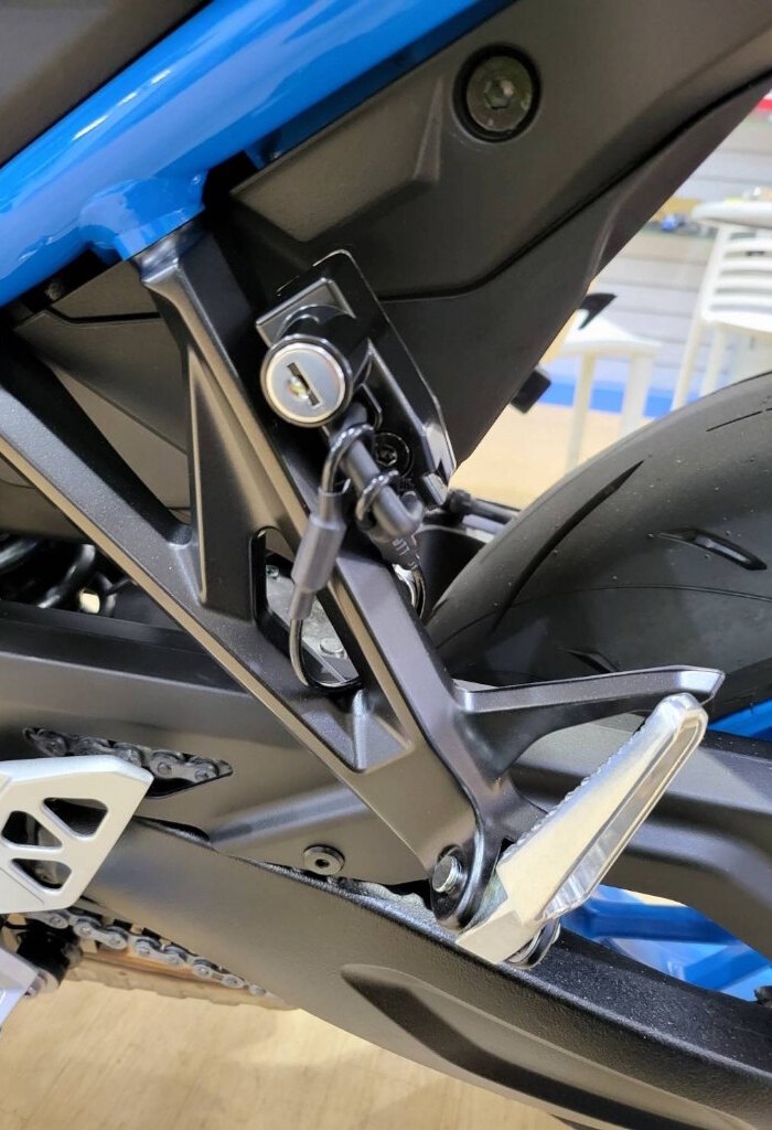 ■商品概要適合車種：SUZUKI GSX-8S／GSX-8R■詳細説明特別に設計されたラッチプレートのアングルと表面処理により、ロックがボディとシームレスに調和します。■注意点※取扱説明書が付属する場合は、外国語となります。※輸入商材の為、...