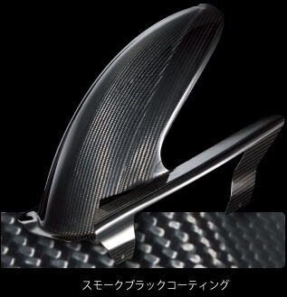 ■商品概要素材：積層炭素繊維■詳細説明ドライカーボン製品の製造工程は従来のウエットカーボン製品とは全く異なり、特殊技術を用いて真空・高温で成型生産されます。圧倒的な軽さと高剛性を併せ持つドライカーボン製品は、宇宙航空工学からフォーミュラ1、...