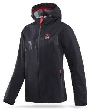 ■商品概要カラー：ブラック備考：ポリエステル100%、透湿・耐水(10000m2)性能■詳細説明世界中のチーム、ライダーから熱い信頼を得るAKRAPOVICのロゴが入ったアパレル。シックながらもデザイン性が高く、存在感のあるアイテムを揃えて...