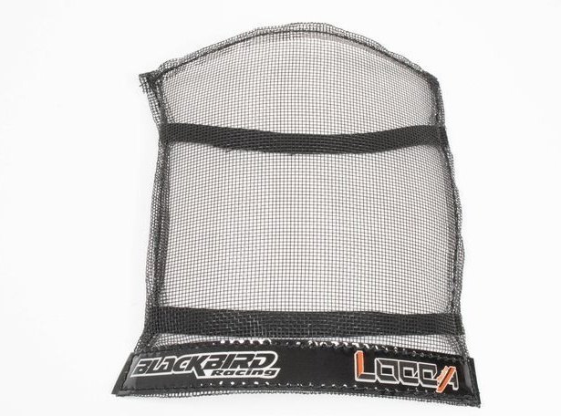 ■詳細説明走行中にフロントタイヤが巻き上げる泥水がラジエターカバーに付着することで冷却効率が低下してしまうのを防ぎます。泥がついてもネットを叩けばすぐに剥がれ落ち、エアフローが回復します。取り付け方法はポケット状のラジエターネットの中にカバ...