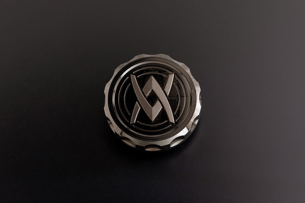 ■商品概要【素材／材質】アルミ【付属】M3イモネジ■詳細説明-漆黒Editionとは-現在ARCHIより販売されているアルミ削り出しパーツに漆黒メッキ加工を施すことで、通常のアルマイトでは演出できない妖艶な雰囲気を醸し出し、かつ対候性にも優...