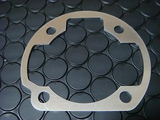 ■商品概要厚み：1.6mm【素材／材質】アルミ切削【入数】ベース：1枚■詳細説明厚み1.6mm／2.0mmアルミ削り出しのため使いきりではなく何度もお使いいただけます。■注意点※紙ガスケットまたは液体ガスケットを必ず併用してお使いください。